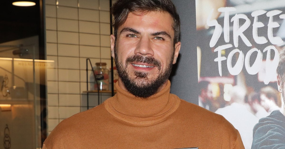 Αχιλλέας Πετρετζίκης: Ανεβαίνει τα σκαλιά με τη βοήθεια του μπαμπά του ...